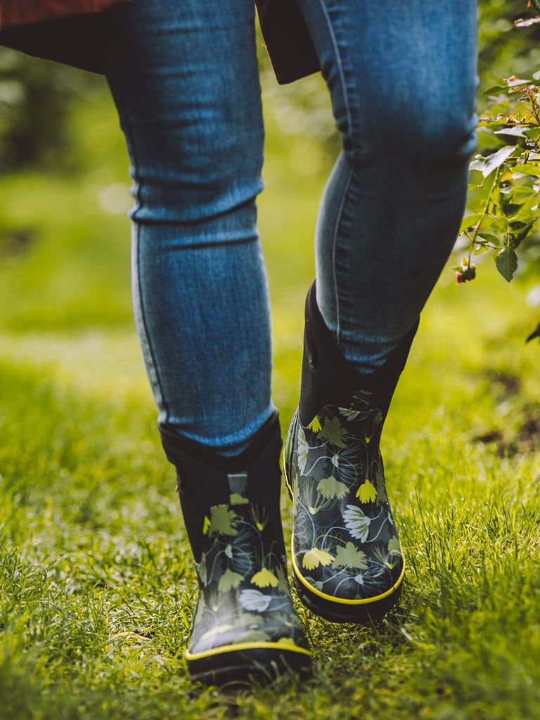 Bogs Women's Classic Mid Tulip Black Multi – Sole Central